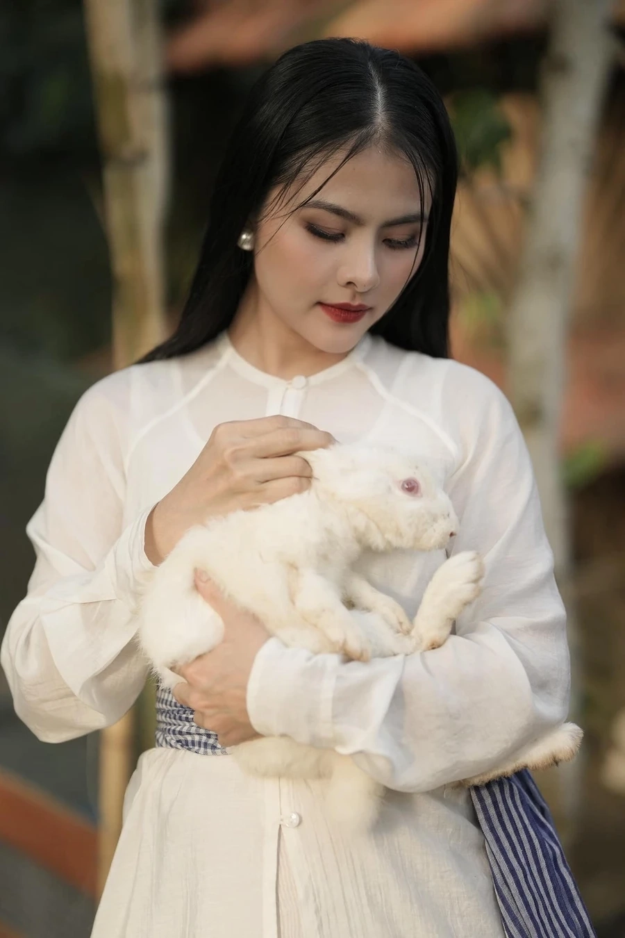 Từng bức ảnh của Vân Trang đều mang cá tính thời trang riêng